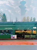 China Customised Creative Prefabricated Mobile Office Flat Pack Container Coffee Tea Shop Made Sandwich Panel Steel Mobile Office for sale