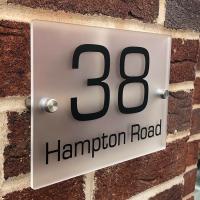 China Metal Acrylic Reflective Curb Address Numbers Signs For Street And Road for sale