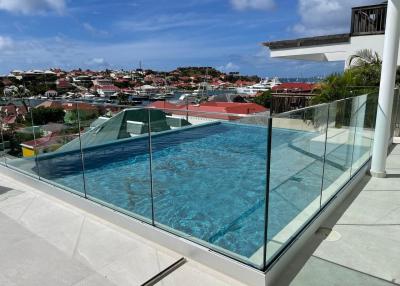 China Custom Aluminum & Glass Balcony Railing System - 8-15mm Tempered Glass, 3300x13000mm Max Size for sale