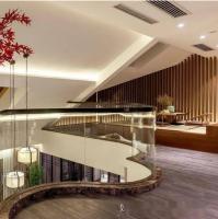 China Custom Curved Tempered Safety Glass 3-19mm Thickness 3600x18000mm Maximum Size for Building Greenhouses and Balcony Railings for sale