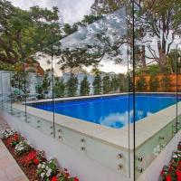 China Custom Frameless Glass Balcony Railing System - 8mm to 21.52mm Tempered/Laminated Glass with Aluminum U-Channel for sale