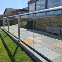China Outdoor Aluminum Glass Railing System - 8mm to 19mm Tempered & Laminated Glass Balustrades for Balcony & Staircase for sale