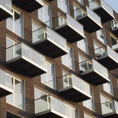 China 10mm Tempered Glass Balcony Railing - Custom Cut-to-Size Frameless Balustrade for Outdoor Decks and Stairs for sale