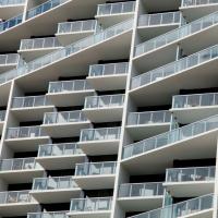 China 10mm Tempered Glass Balcony Railing - Custom Cut-to-Size Frameless Balustrade for Outdoor Decks and Stairs for sale