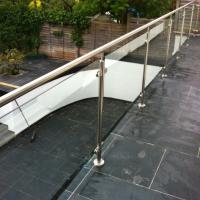 China Custom Curved Stairs Glass Railing - 8mm/10mm/12mm Tempered Safety Glass with Aluminum Frameless Design for Balconies and Decks for sale