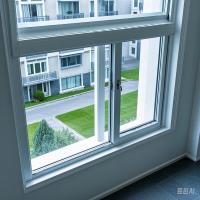 China Economic Aluminum Sliding Window with 5mm Soundproof Glass and Multi-Point Locking System for sale