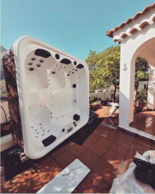 China Outdoor Family Air Jet Bathtub 5 - 6 Person SPA Hot Tub Freestanding Massage Bathtub for sale