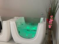 China 1100mm Hospital Spa Shop Kids Bathtub Acrylic Whirlpools Massage Hydrotherapy for sale