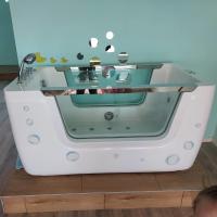 China 1480mm Small Size Jacuzzi Whirlpool Bathtub For Babies Spa Freestanding for sale