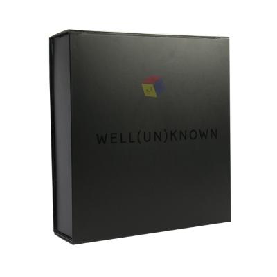 China Handmade Recycled Cardboard Packaging Magnetic Closure Black Foldable for sale
