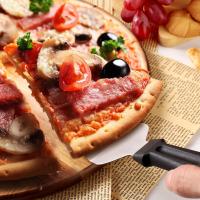 China Kitchenware Round Pizza Paddle Acacia Wood Pizza Cutting Board for sale