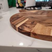 China Kitchen Acacia Wood Round Cutting Board With Handle for sale