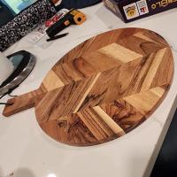 China Kitchen Acacia Wood Round Cutting Board With Handle for sale
