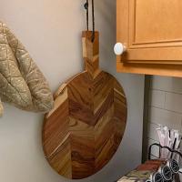 China Kitchen Acacia Wood Round Cutting Board With Handle for sale