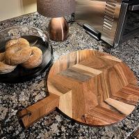 China Kitchen Acacia Wood Round Cutting Board With Handle for sale