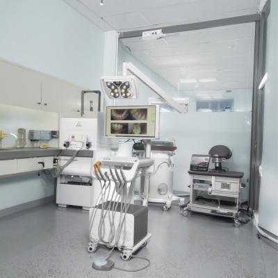 China Professional Dental Factory Dental Treatment Machine with Operation Light Portable Dental Unit with 550W Compressor for sale
