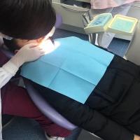 China Disposable Dental Bibs, Non-tie Gum Protection Scarf, Oral Bib, Beauty Waterproof Protective Pad for sale