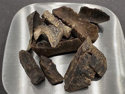 China Black Oud Logs Agarwood Wood With Burning Time Of At Least 12 Hours for sale
