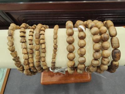 China Durable Elegant And Fine Agarwood Bracelet With 12mm Beads Gold Or Silver for sale