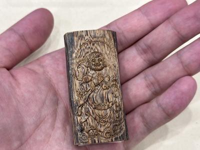 China Handmade Carved Agarwood Pendant with Authentic Aroma for Jewelry Distributors and Retail Buyers for sale