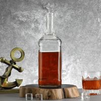 China Square Design 750ml Screw Cap Sealing Glass Liquor Bottle For Whiskey Spirits for sale