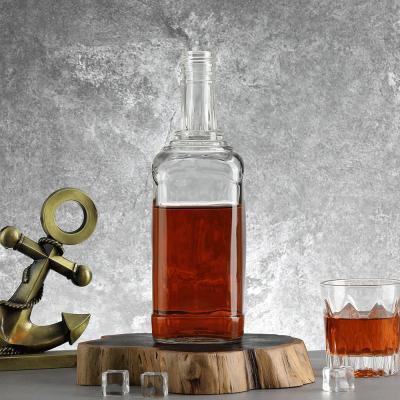 China Square Design 750ml Screw Cap Sealing Glass Liquor Bottle For Whiskey Spirits for sale