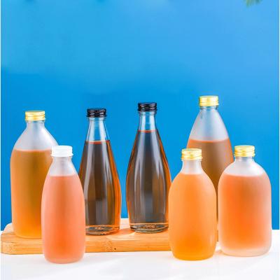 China Clear Round Borosilicate Glass Beverage Bottles For Juice Mineral Water Soda Drink for sale