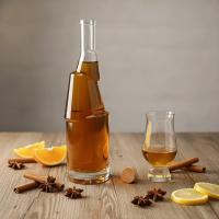 China 750ml Extra Flint Glass Liquor Bottle With Cork Sealing For Spirits for sale