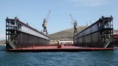 China Rail Mounted Floating Dock Crane With Customized Color And Load Capacity for sale