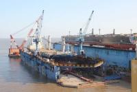 China Professional Floating Dock Crane With Gantry In Shipyard, Supplier In China for sale