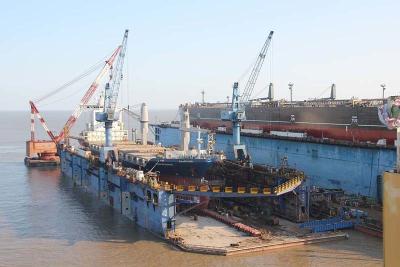 China Professional Floating Dock Crane With Gantry In Shipyard, Supplier In China for sale