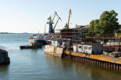 China 20t~300t Floating Dock Crane Single Arm Design With 20~50m Lifting Height for sale