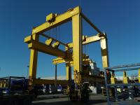 China High Efficiency Mobile Gantry Crane Carries Large Stone Molds for sale
