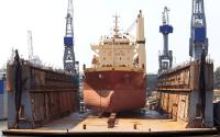 China 10 Tons Level Luffing Floating Dock Portal Cranes Customized for sale