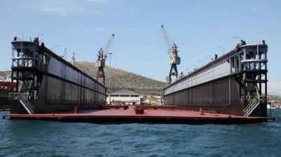 China Customized Floating Dock Crane For Shipyard To Build Ship 10t - 80t for sale