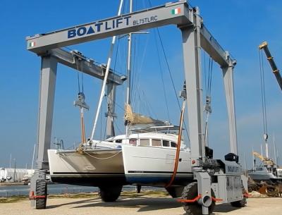China Boat Maintenance Small Tonnage Yacht Lifting Crane Customized Speed for sale