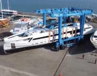China Pendent control Boat Yacht Lifting Crane 5~1000ton customized Capacity for sale
