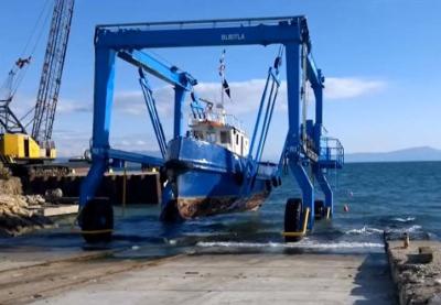 China Disel engine Powered Boat Lift Crane 5-110m Span Strong Climbing Ability for sale