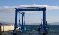 China Disel engine Powered Boat Lift Crane 5-110m Span Strong Climbing Ability for sale