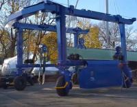 China SGS GOST Span 18-35m Boat Lift Crane Electrical Or Disel Engine Powered for sale