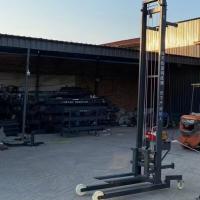 China Hydraulic 300kg Manual Straddle Stacker Self Loading Portable for sale