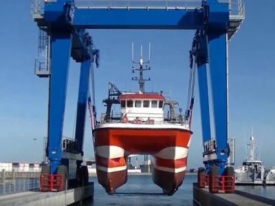 China 200t Boat Hoist Crane Color Customized Used In Dock / Marina for sale