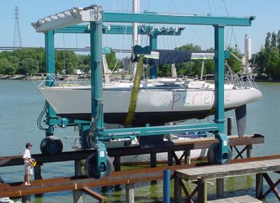China Marine Travel Lift Mobile Boat Hoist With 0-5m/Min Lifting Speed for sale