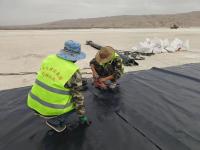 China Outdoor Landfill Geomembrane Liners Length 50m-200m/roll Excellent Puncture Resistance for sale