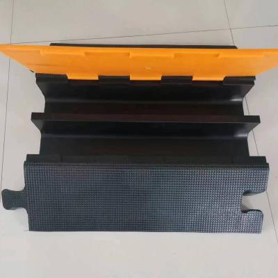 China Outdoor Roadway Safety Cable Ramp Cover Rubber Cable Speed Bumps for sale