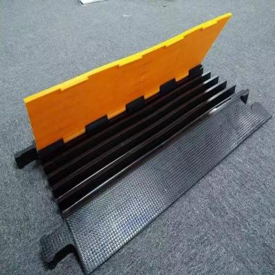 China Light Weight YGDQ-D1K Outdoor Rubber Speed Hump Traffic Wire Protector Cable Ramp for sale