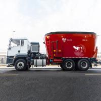 China 30m³ Twin Auger Truck Mounted Feed Wagon For Large Livestock Operations for sale