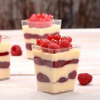 China 5 Oz Plastic Dessert Cups With Spoons, Small Clear Square Desert Cake Shooters Trifle Cups For Parfait, Puddings, Pastry, Mousse And Appetizers for sale
