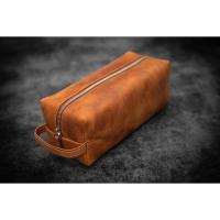 China Toiletry Bag, PU Bag Factory Supply Toiletry Bag Travel Large Capacity Cosmetic Bag Men'S Hand-Held Genuine Leather Retro DOPP KIT for sale