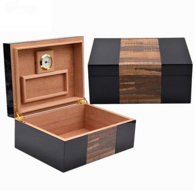 China Handmade Cigar Humidor Box 50-200 Capacity Custom Logo Portable Wooden Cigar Case for sale